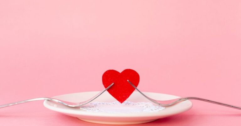 Fome Emocional Quando Comer é Uma Fuga, E Como Lidar com Isso com Amor